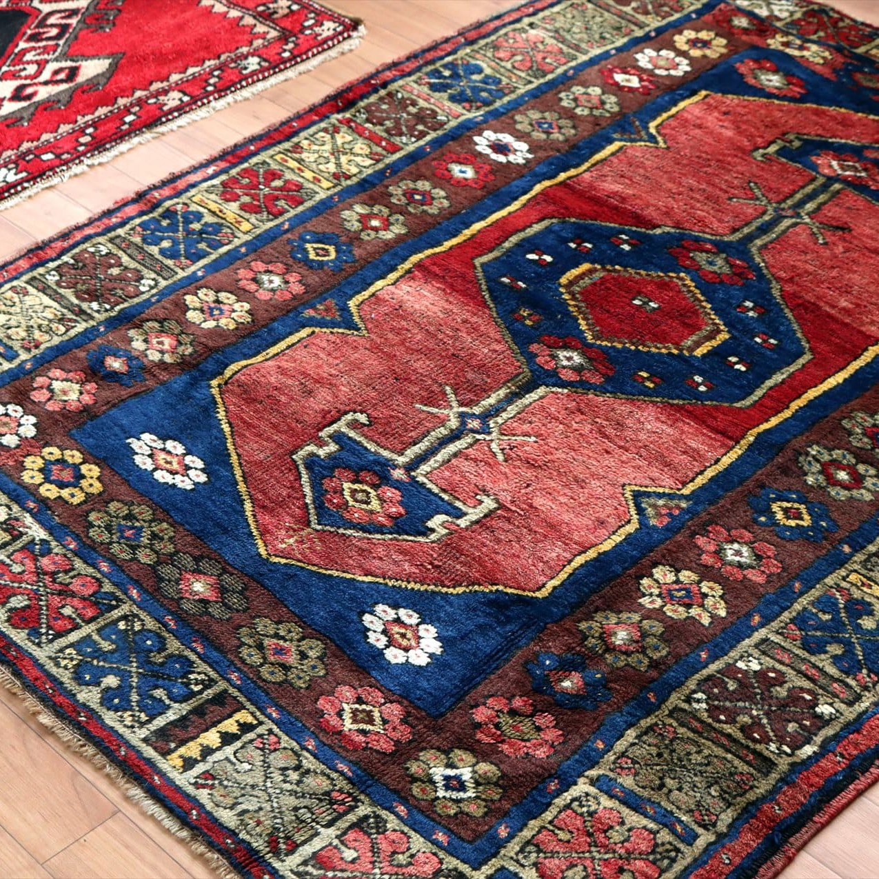 トルコ絨毯 オールドカーペット144×111cm レッド ブルー 小花のモチーフ / ガラタバザール